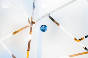 Design de teto geométrico com um elemento circular central.