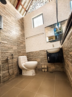 Vila luxo, sacada | Banheiro | Chuveiro, secador de cabelo (mediante solicitação), toalhas de banho