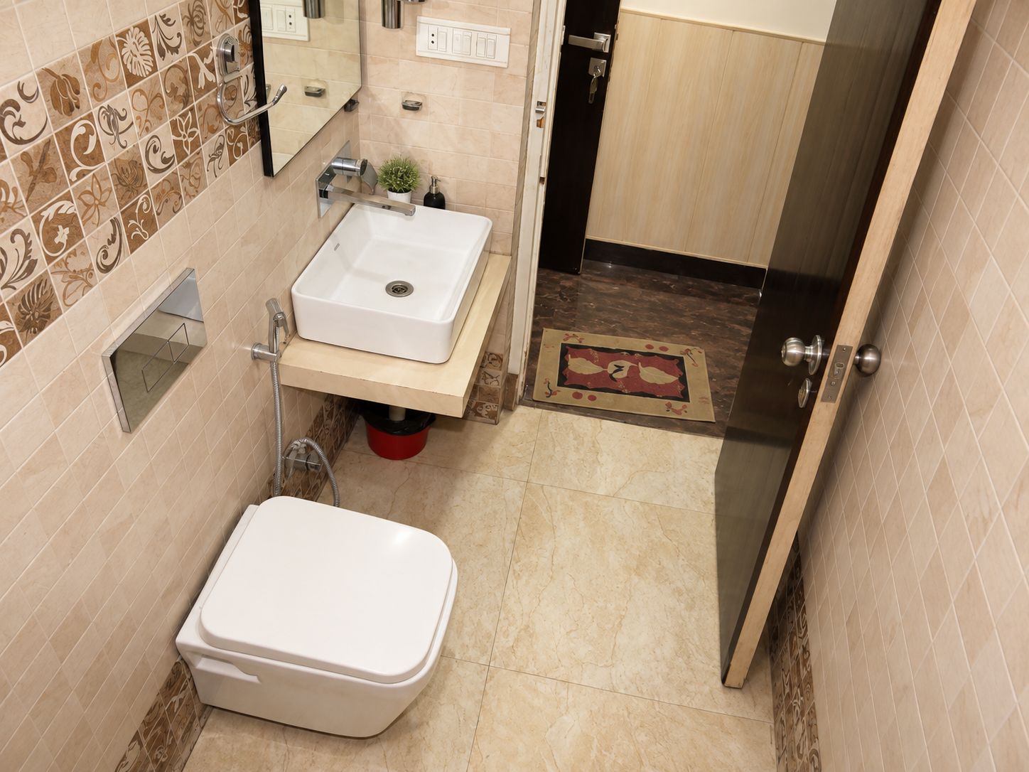 Quarto casal luxo | Banheiro | Chuveiro, chinelos, toalhas de banho, sabonete