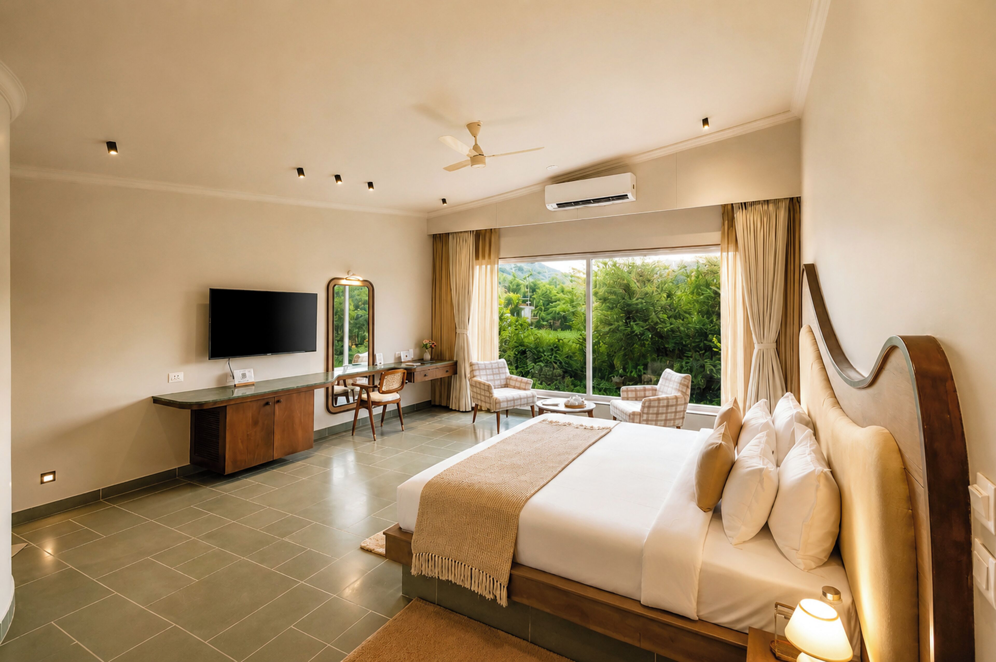 Quarto de hotel moderno com uma cama grande, uma escrivaninha, televisão e vista para áreas verdes.