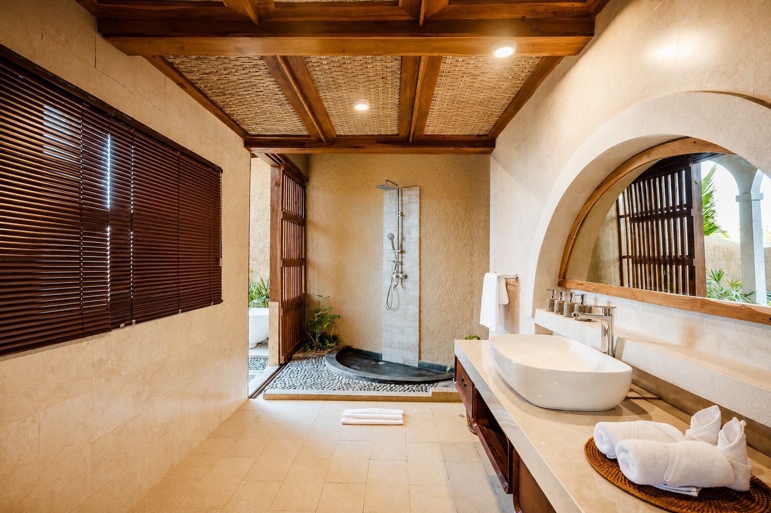 Villa Comfort, vista para o resort | Casa de banho | Um polibã e uma banheira separados, artigos de higiene pessoal grátis 