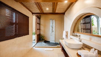 Villa Comfort, vista para o resort | Casa de banho | Um polibã e uma banheira separados, artigos de higiene pessoal grátis