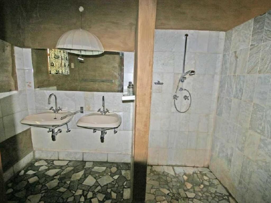Quarto Twin Standard, pátio, vista para o jardim | Casa de banho