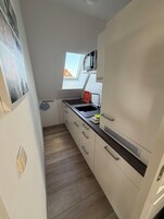 Apartamento Clássico em Condomínio Fechado, varanda | Cozinha privada | Um frigorífico, um micro-ondas, uma placa de cozinha
