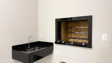 Uma casa de banho moderna com uma pia preta e um armário embutido.