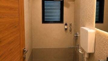 Quarto superior | Banheiro | Chuveiro, secador de cabelo, toalhas de banho, sabonete