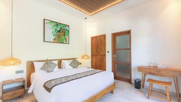 Quarto com cama, mesas de cabeceira, escrivaninha e porta.