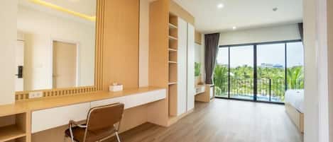 Quarto moderno com uma janela grande, escrivaninha embutida e uma cadeira.