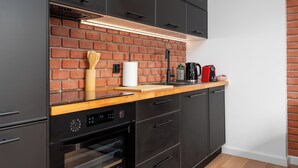 Apartment (12) | Cozinha privada | Um frigorífico, uma placa de cozinha, uma chaleira elétrica 
