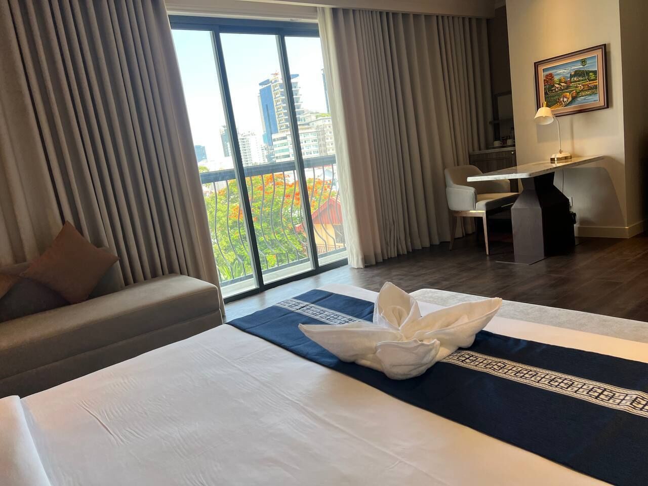 Quarto casal luxo, sacada, vista para a cidade | Escrivaninha, Wi-Fi de cortesia