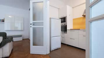 Apartamento (1 Bedroom) | Sala de estar | Televisor