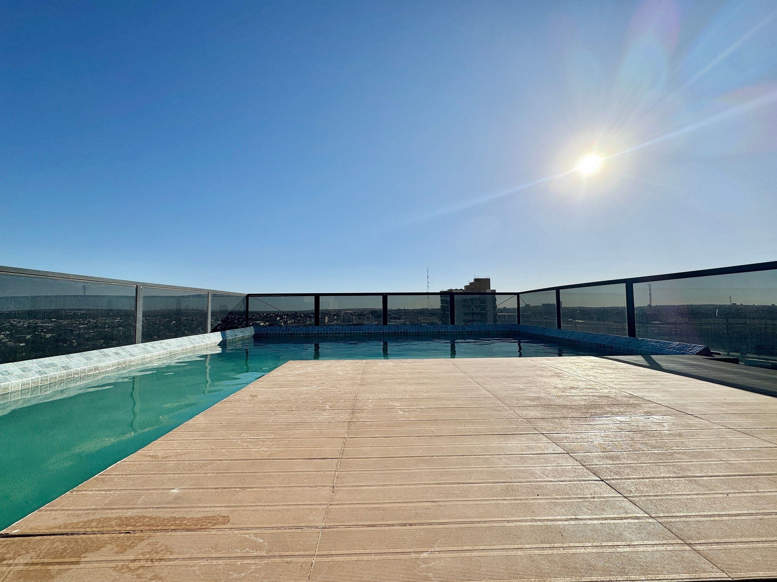 Piscina no terraço com vista desimpedida da cidade.
