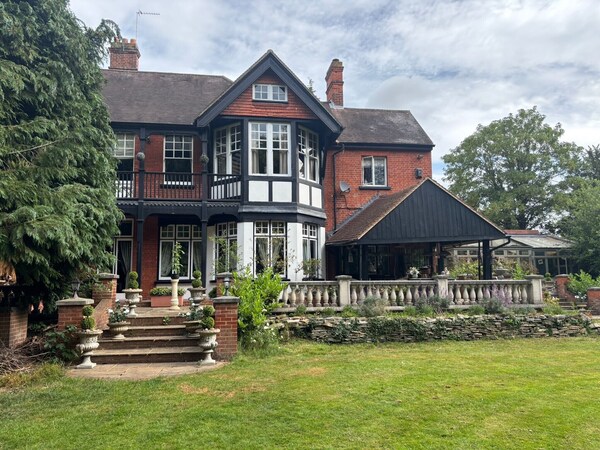 Chobham 4-bed House, Sleeps 9 W/ Parking & Garden - Woking