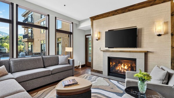 Gondola & Gold By Avantstay Steps To Gondola Shared Pool + Mountain Views Resort Access - Avon, CO