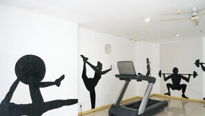 Academia com esteira, relógio na parede e silhuetas de pessoas se exercitando.
