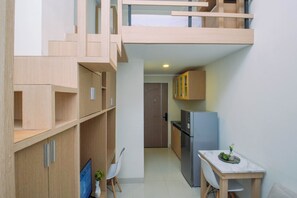 Apartamento moderno com cozinha, sala de jantar e uma pequena varanda.