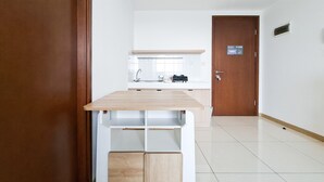 Cozinha moderna com pia embutida, bancada e armário de madeira.