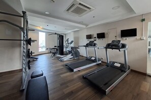 Academia com esteiras, aparelhos de musculação e equipamentos de ginástica.