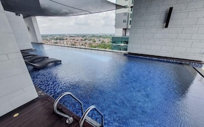 Piscina interior com vista para a cidade.