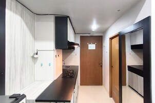 Uma cozinha compacta com fogão, pia e armários.