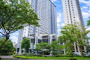 Um edifício de apartamentos moderno com uma placa indicando 'ROSPETO APARTMENT'.