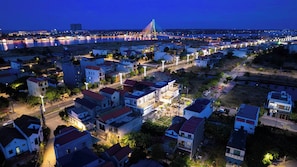 Um bairro residencial com casas, uma ponte e um corpo de água.