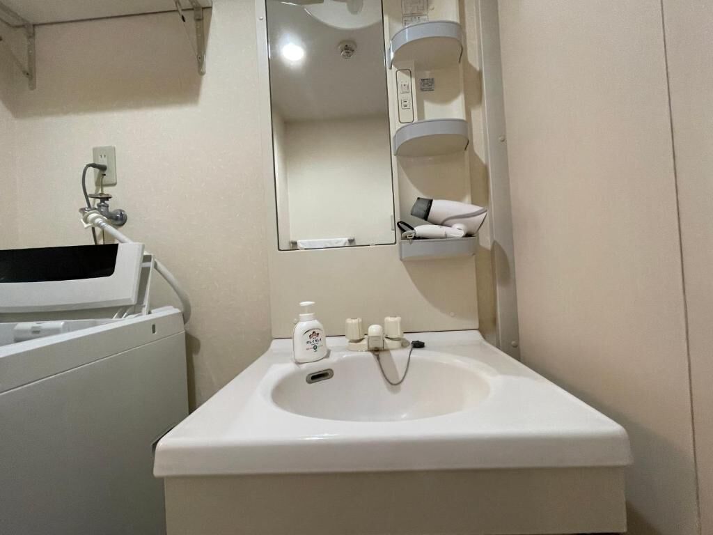Apartamento | Casa de banho | Um polibã e uma banheira separados, um secador de cabelo, chinelos 