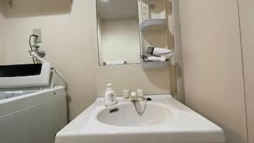 Apartamento | Casa de banho | Um polibã e uma banheira separados, um secador de cabelo, chinelos