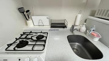 Apartamento | Cozinha privada | Um frigorífico, um micro-ondas, uma placa de cozinha