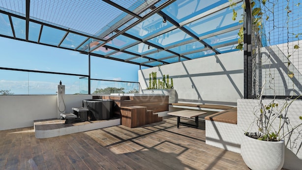 Um terraço moderno no telhado, com teto de vidro, piso de madeira e área de estar externa.