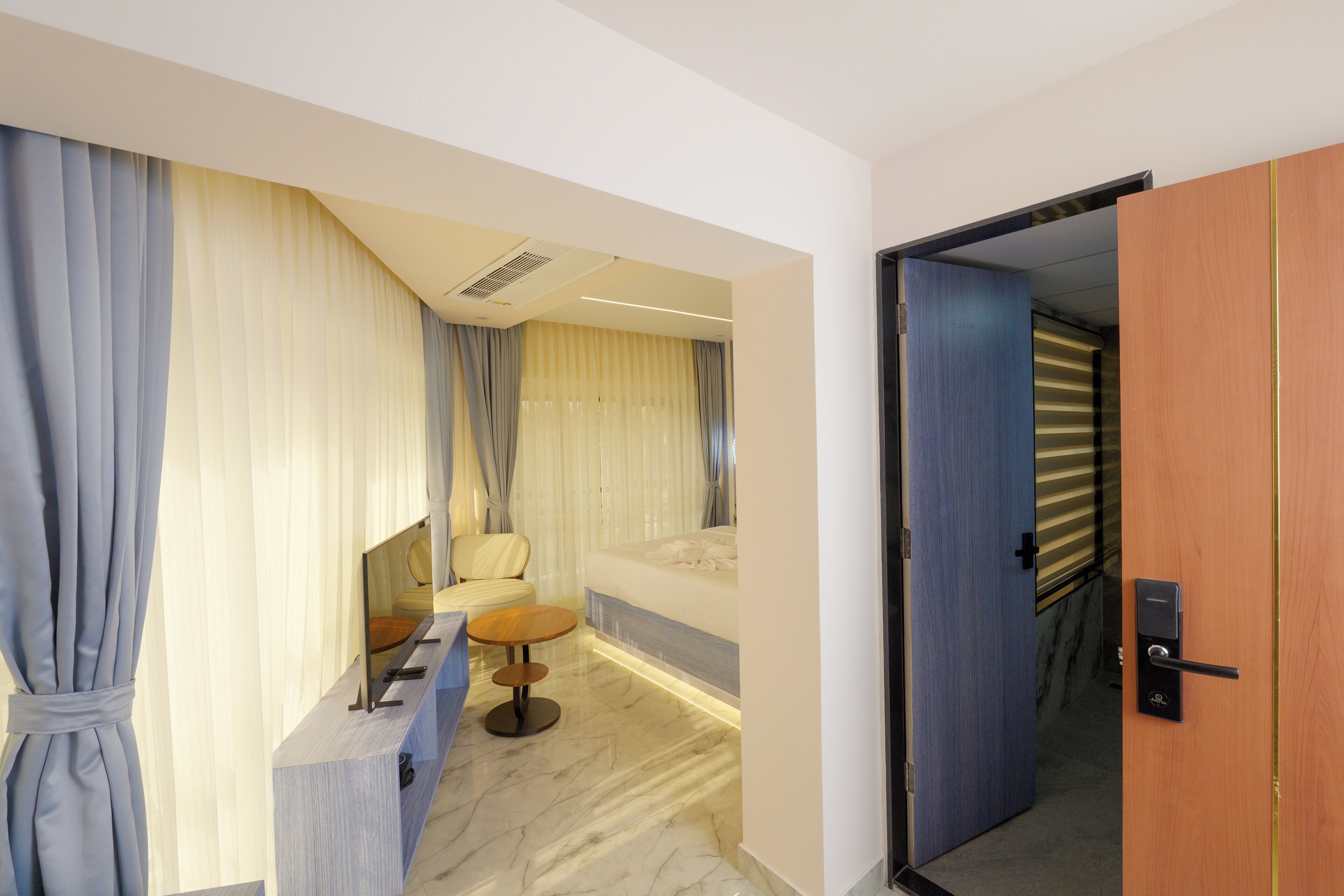 Quarto de hotel moderno com uma cama, uma escrivaninha e uma cadeira.