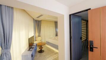 Quarto de hotel moderno com uma cama, uma escrivaninha e uma cadeira.