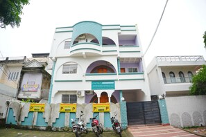 Edifício de vários andares com placa indicando que é um apartamento mobiliado para aluguel.