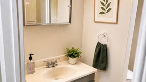 Quarto, 1 quarto, pátio | Casa de banho