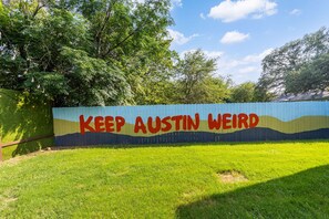 Uma parede com a inscrição 'KEEP AUSTIN WEIRD'.