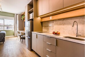 Apartamento Premium | Cozinha privada | Um frigorífico, um micro-ondas, uma placa de cozinha 