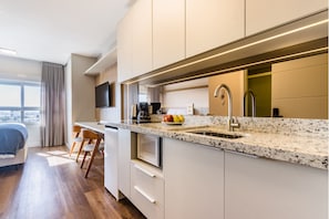 Apartamento Premium | Cozinha privada | Um frigorífico, um micro-ondas, uma placa de cozinha 