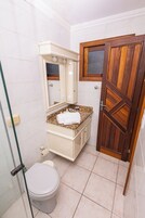 Apartamento Familiar, 4 quartos, cozinha, Vista para a cidade | Casa de banho