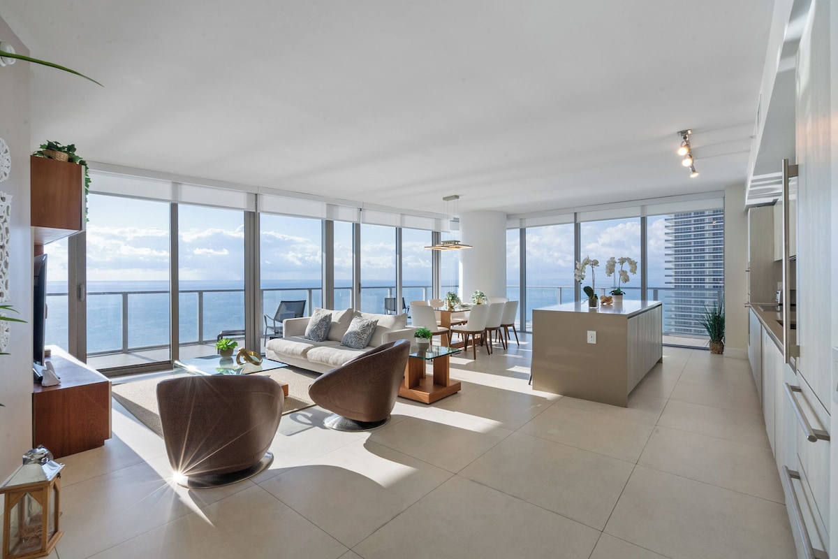 Apartamento Royal em Condomínio Fechado, 3 quartos, varanda, vista para o oceano | Sala de estar