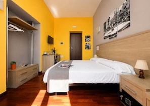 Quarto casal standard, vista para a cidade | Cofres nos quartos, escrivaninha, ferros/tábuas de passar roupa