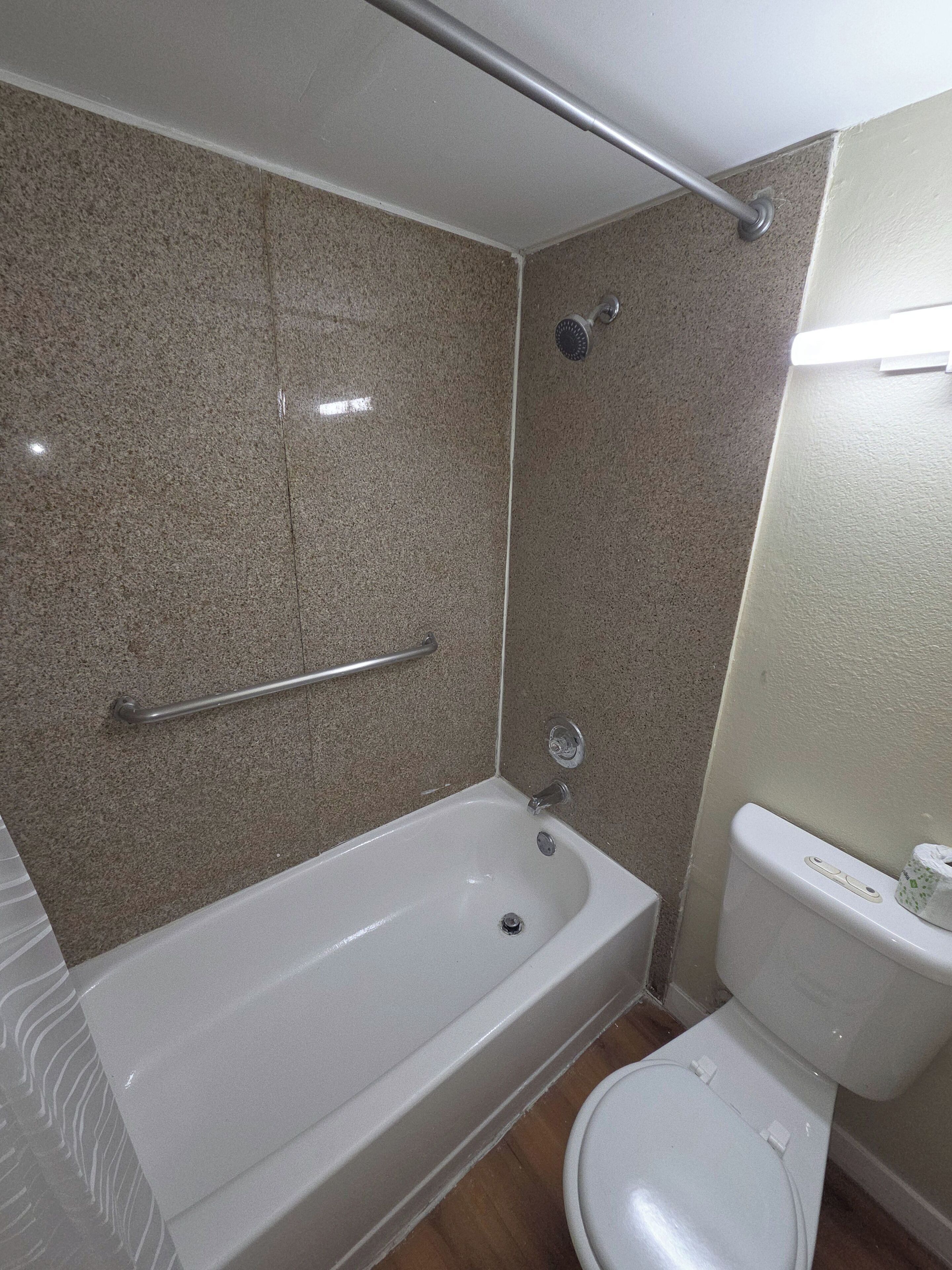 Quarto Duplo Comfort, Vista para a cidade | Casa de banho | Toalhas fornecidas, sabão, champô, papel higiénico 