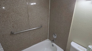Quarto Duplo Comfort, Vista para a cidade | Casa de banho | Toalhas fornecidas, sabão, champô, papel higiénico