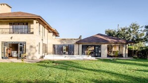 Uma casa de dois andares com varanda coberta e garagem separada.