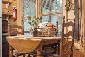 Cabana, 1 cama Queen, vista para a montanha (Little Rock Creek Cabin) | Opções para refeição