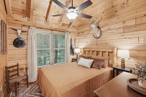 Cabine, 1 cama queen-size, vista para a montanha (Little Rock Creek Cabin) | 1 quarto, roupa de cama fornecida