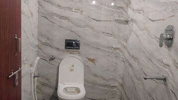 Quarto luxo | Banheiro | Chuveiro, toalhas de banho, sabonete, shampoo