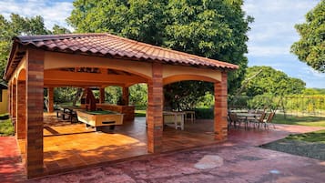 Casa, 5 quartos, para fumantes, piscina particular | Opções para refeição ao ar livre