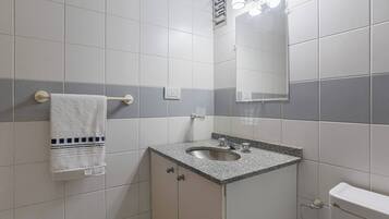 Apartamento, 2 quartos, pátio | Casa de banho