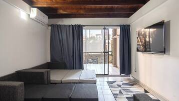 Apartamento, 2 quartos, pátio | Sala