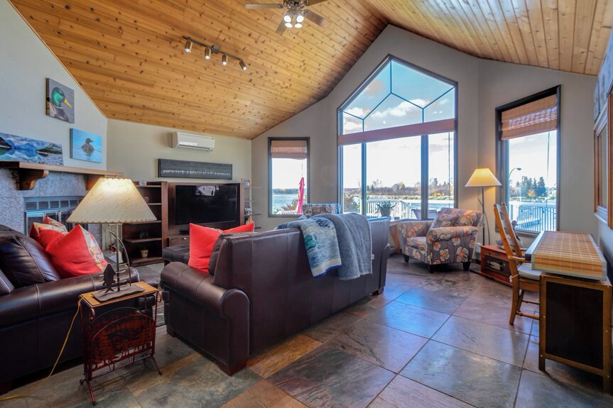 Lone Pine Cabin Private Lakefront, Dock, Firepit Big Yard Sleeps 14 - Alberta
